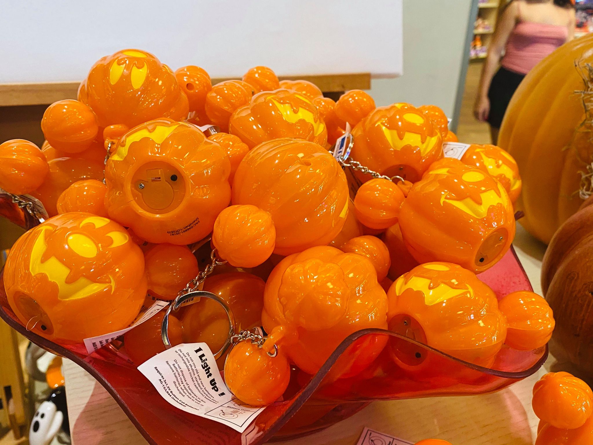 This Not-So-Scary Light-Up Mickey Pumpkin Keychain is TOO Cute ...