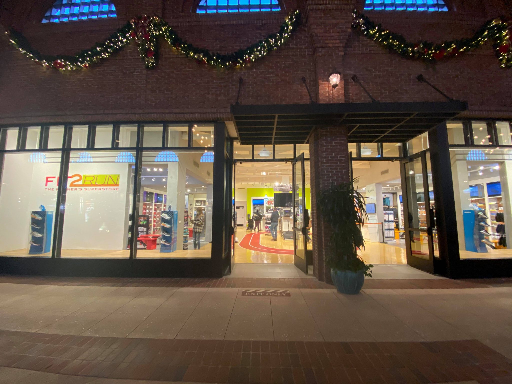 Fit2Run storefront open now in Disney Springs! - Disney Fashion Blog